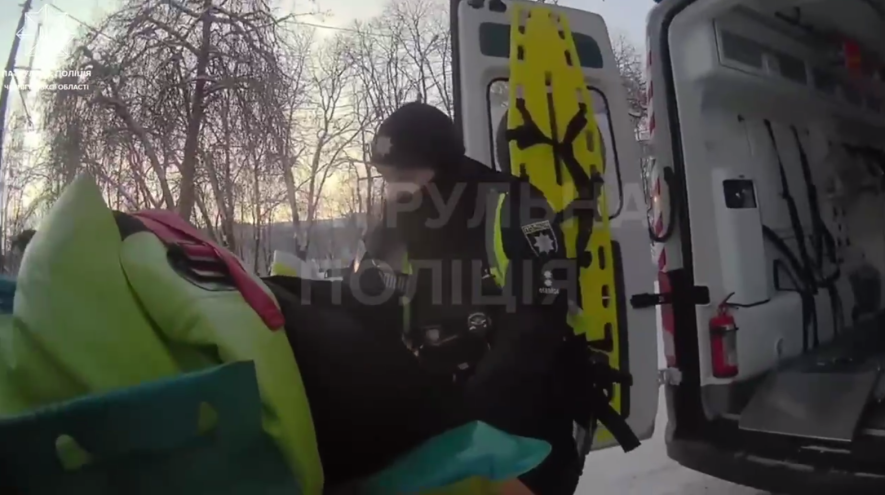 У Чернігові чоловік випав із балкону п‘ятиповерхівки: патрульні надали ...